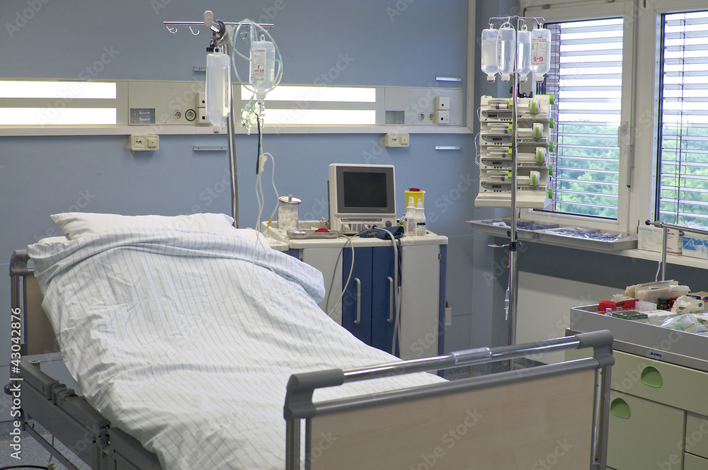 Patientenzimmer zur Intensiv Versorgung im Krankenhaus in Hamburg Stock ...