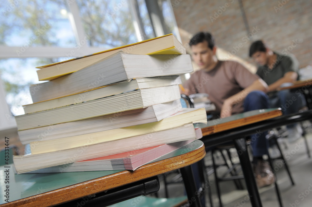 Estudiantes estudiando para examen Stock Photo | Adobe Stock