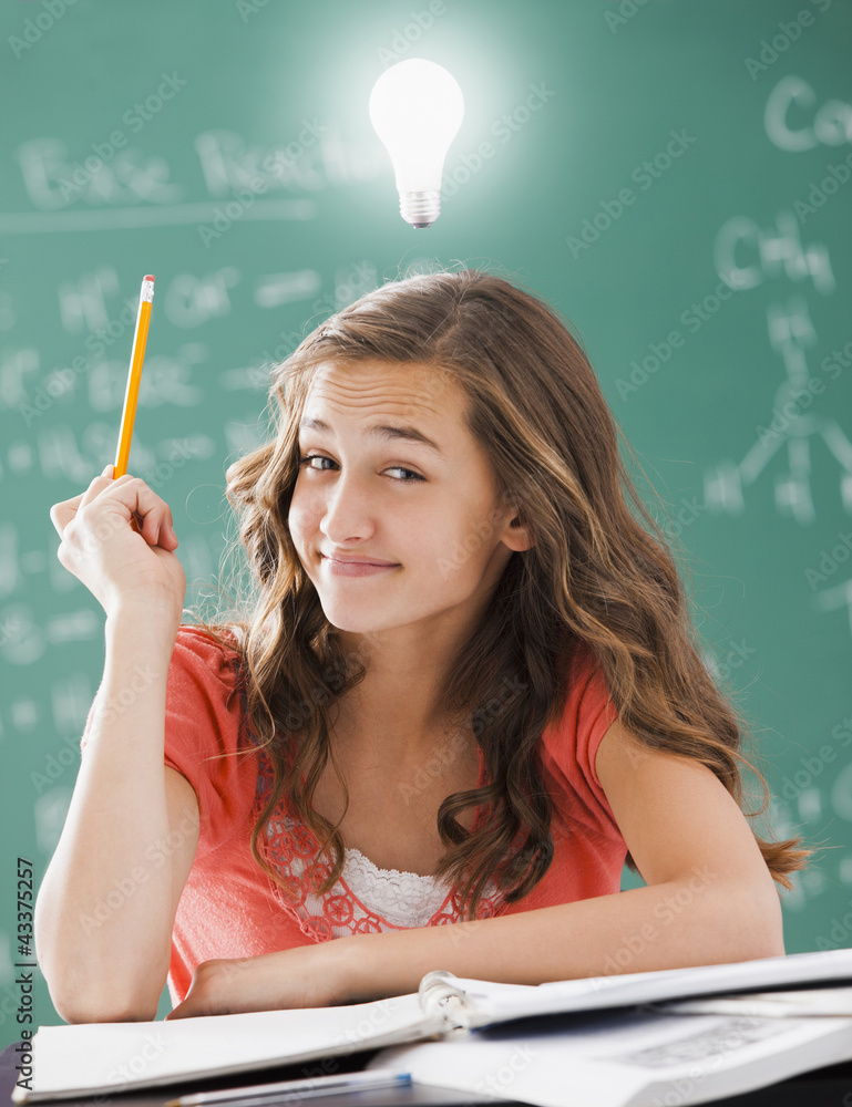 Caucasian student with light bulb over her head foto de Stock | Adobe Stock