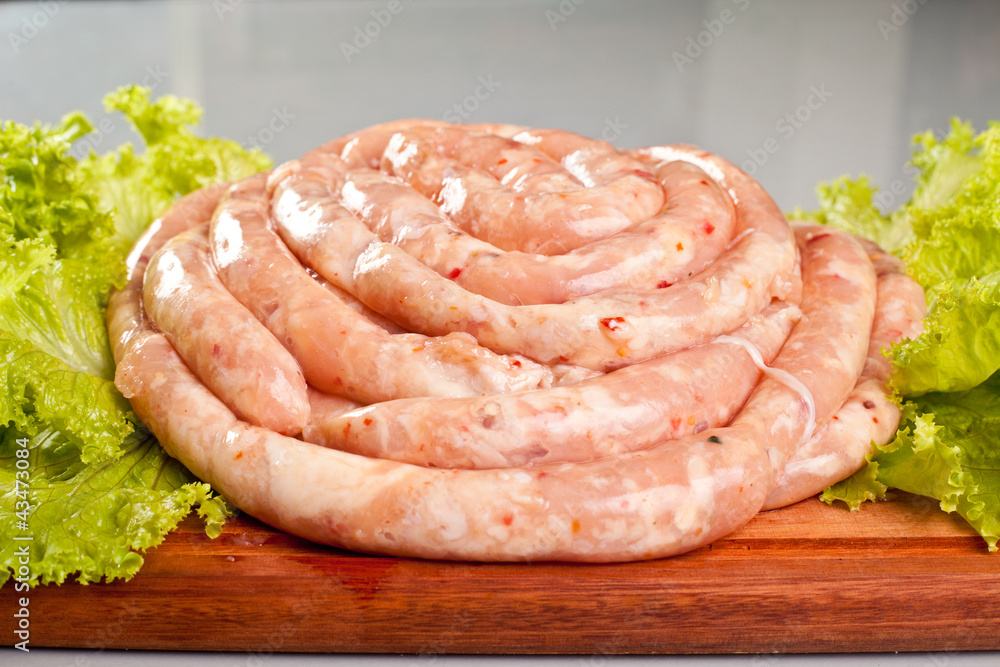 Foto de Linguiça de Frango Crua do Stock | Adobe Stock