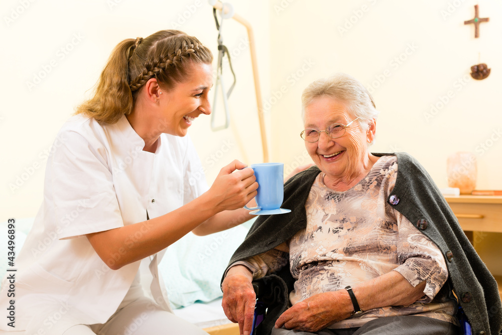 Alter und Pflege - Pflegerin und Seniorin im Altenheim Stock Photo ...