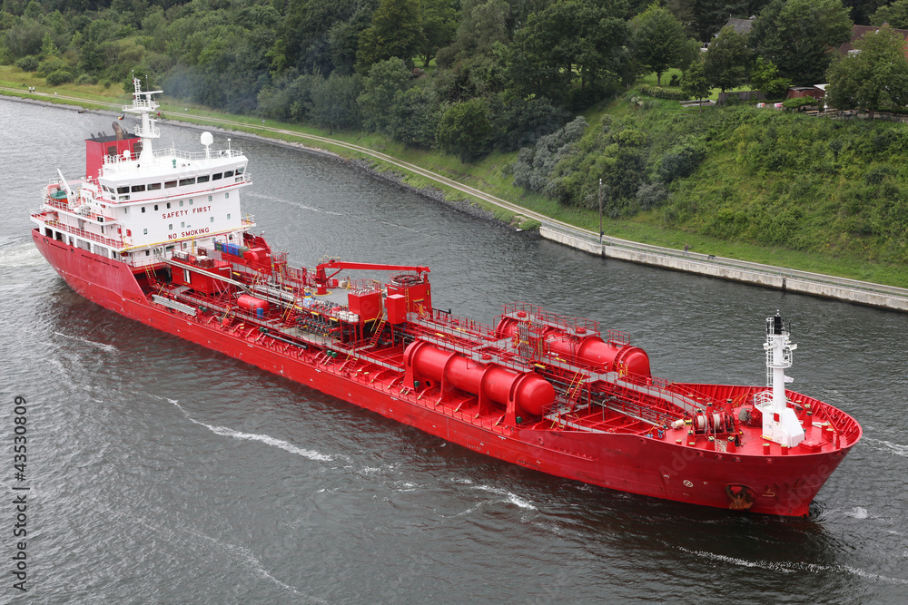 Tankschiff auf dem Nord Ostsee Kanal Stock Photo | Adobe Stock