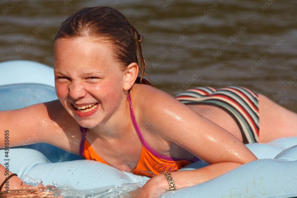 Lachendes Mädchen Im Wasser Stock Foto Adobe Stock