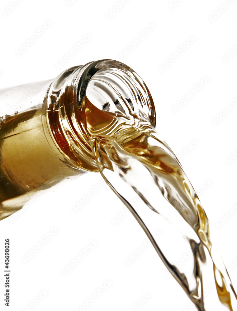 Detalle De Botella Sirviendo Licor Pico De Botella Foto De Stock