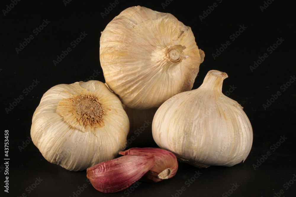 Foto de Bodegon en fondo neggro de trio de ajos con diente de ajo ...