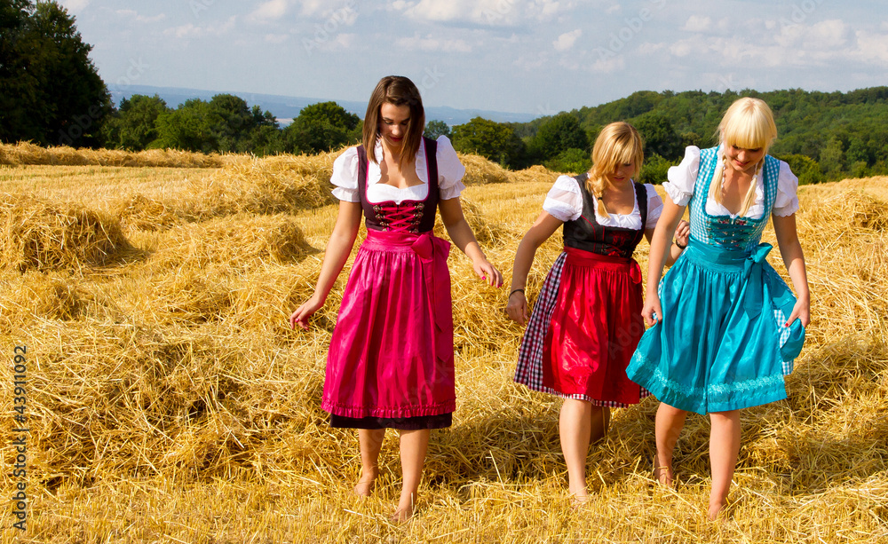 Barfuss im Feld Stock-Foto | Adobe Stock