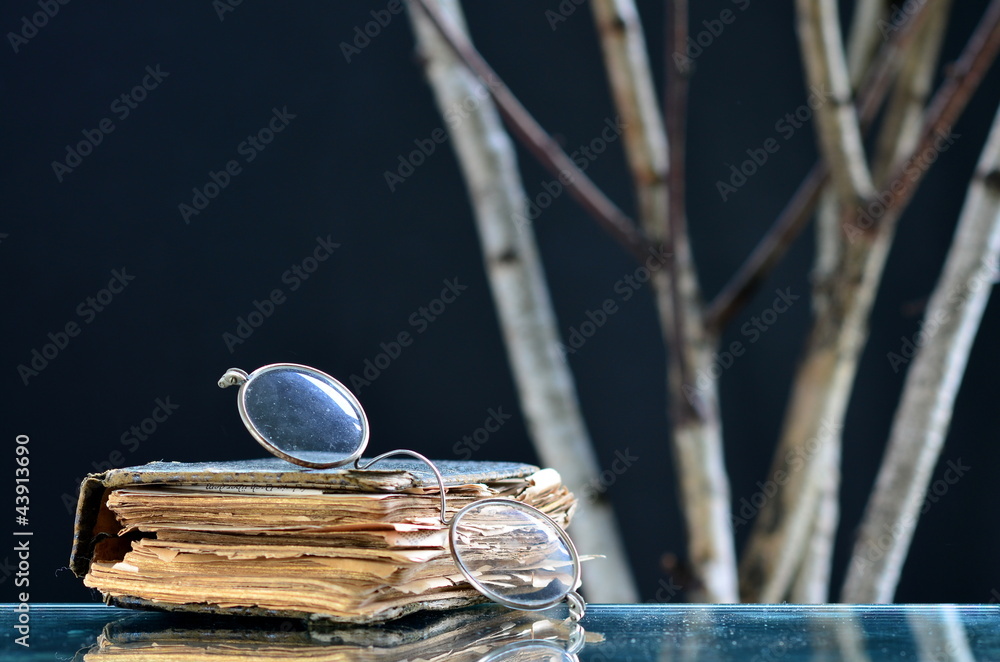 Stillleben mit Buch Stock-Foto | Adobe Stock