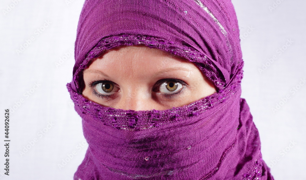 Frau mit Kopftuch Stock-Foto | Adobe Stock