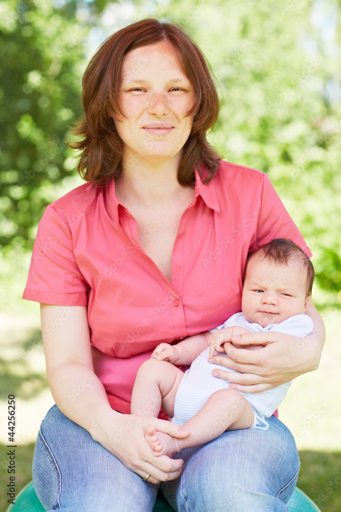 Mutter mit Baby auf dem Schoß Stock Photo | Adobe Stock