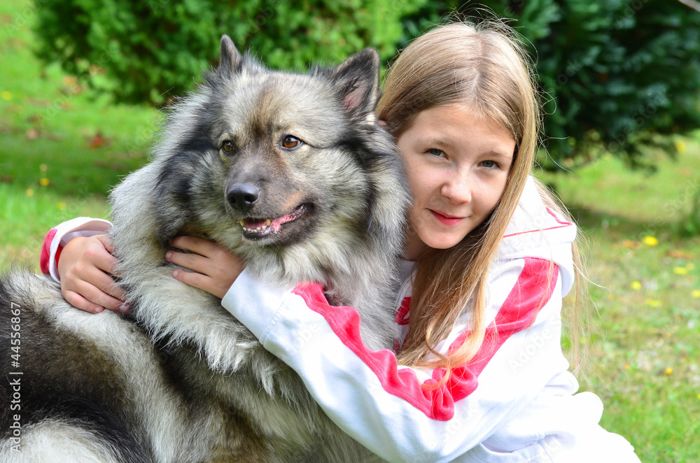 Kind mit Hund im Garten Stock-Foto | Adobe Stock
