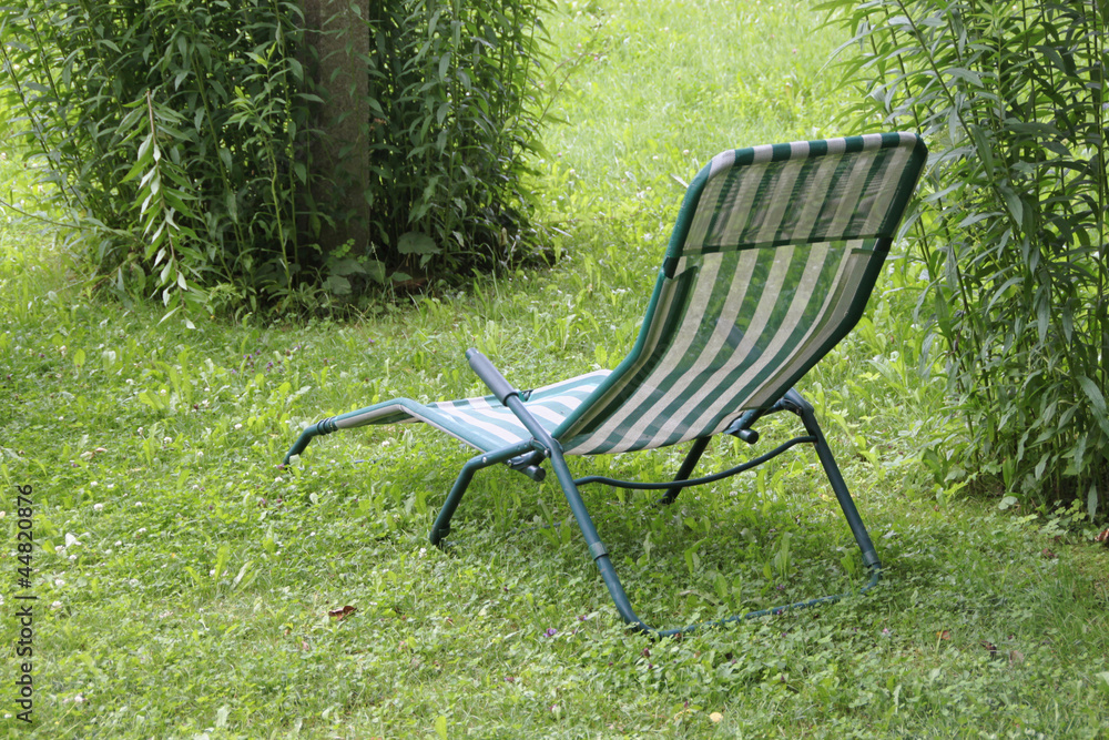 "Ein Platz an der Sonne": Liegestuhl im Grünen Stock-Foto | Adobe Stock