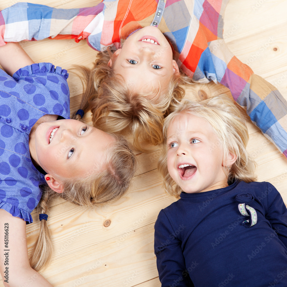 drei lachende kinder Stock-Foto | Adobe Stock