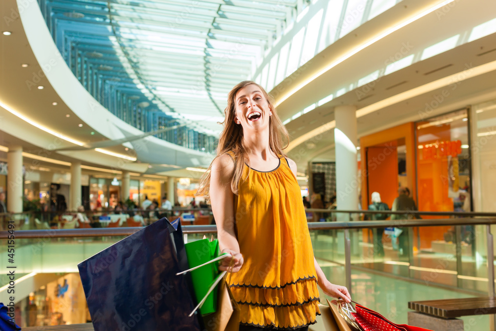 Junge Frau beim Shoppen in einer Mall Stock-Foto | Adobe Stock