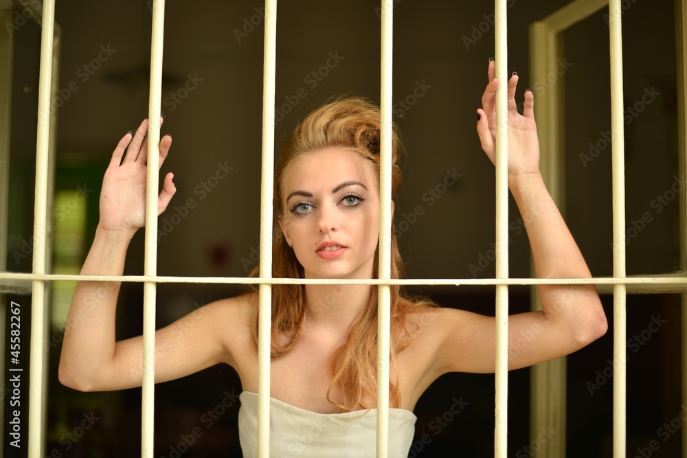 rétro femme en prison Photos | Adobe Stock
