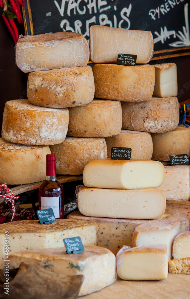 variétés de fromages sur le marché Stock Photo | Adobe Stock