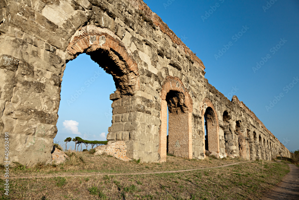 Foto Stock Roma, acquedotto del Parco dell'Appio Claudio | Adobe Stock