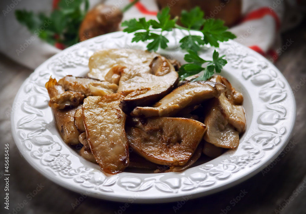 Funghi arrosto - Roasted mushrooms foto de Stock | Adobe Stock