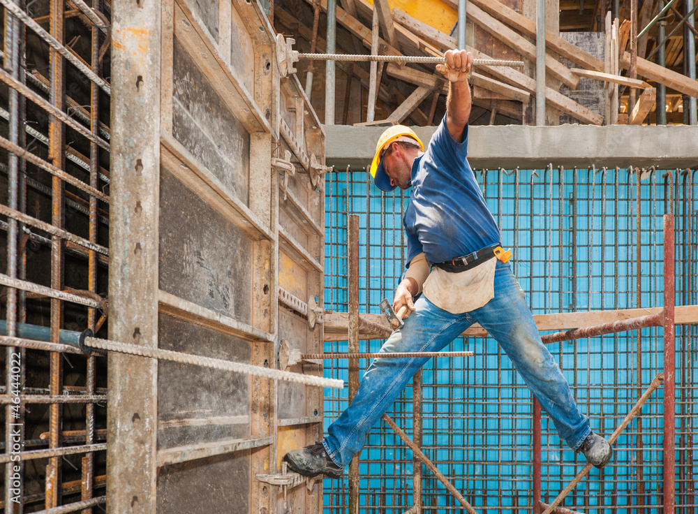 Construction worker balancing between scaffold and formwork fram Stock ...