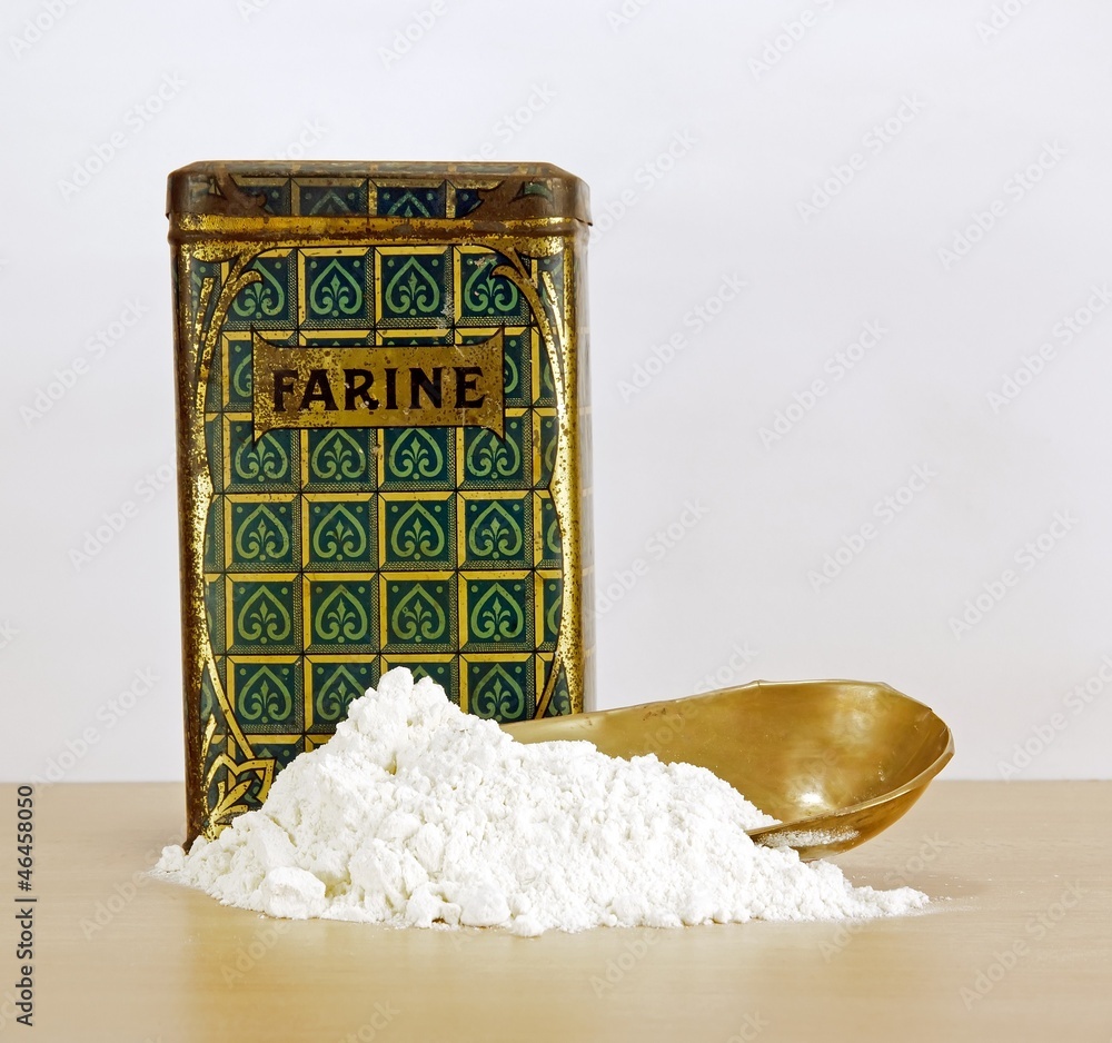 ancienne boite à farine, farine et pelle en cuivre Stock Photo | Adobe ...