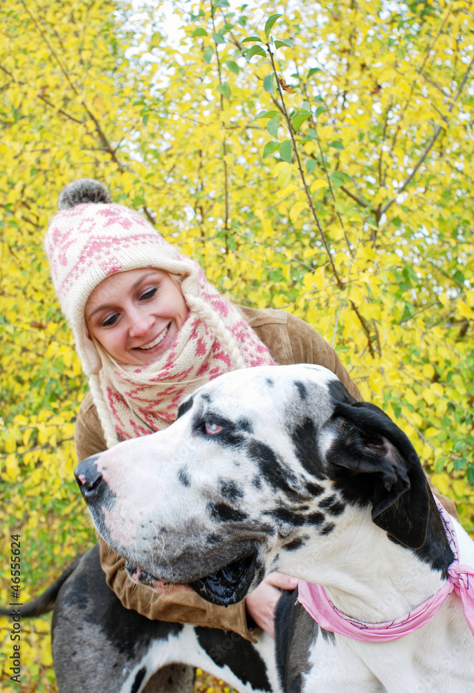 Tierliebe Frau mit deutscher Dogge Stock-Foto | Adobe Stock