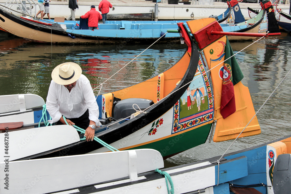 Portuguese sailor mooring traditional moliceiro boat in Aveiro, Stock ...