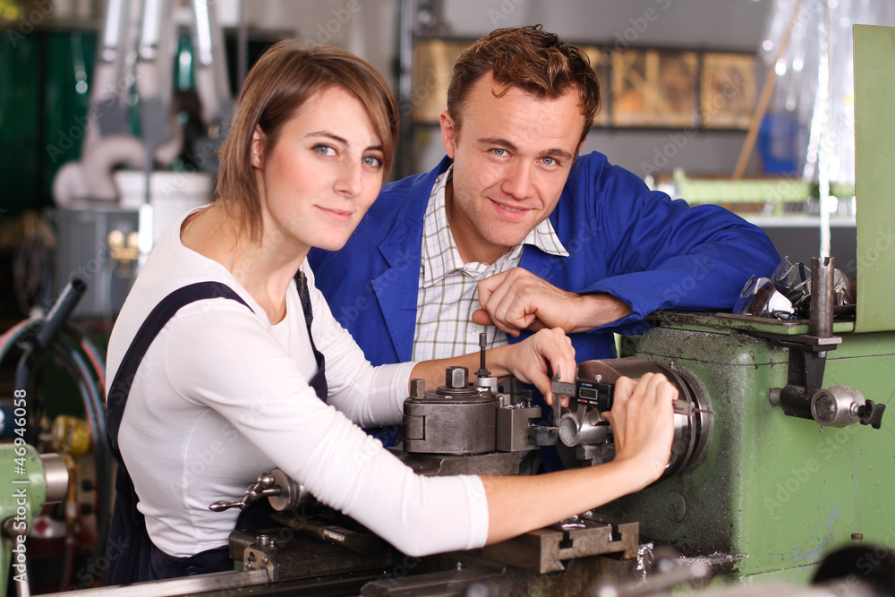 Lehrling mit Ausbilder Stock-Foto | Adobe Stock