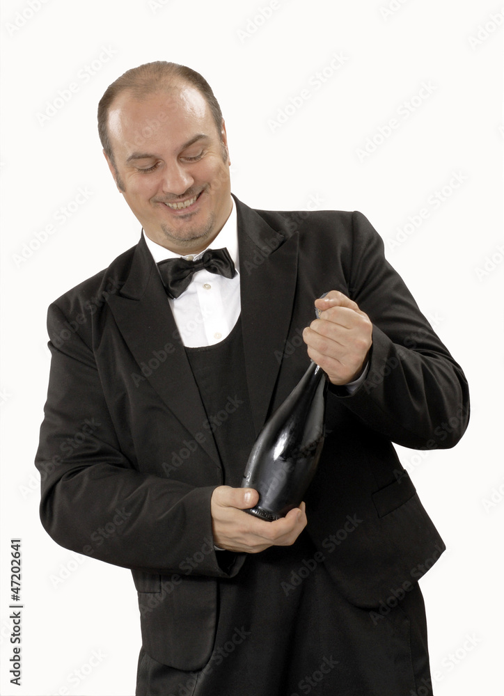 Sommelier destapando una botella de vino. foto de Stock | Adobe Stock
