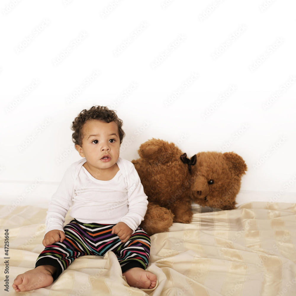 Süßes Baby mit Teddybär Stock-Foto | Adobe Stock