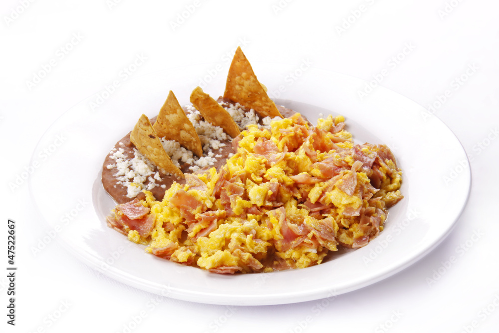 Huevos con jamón y frijoles. Comida mexicana. foto de Stock | Adobe Stock