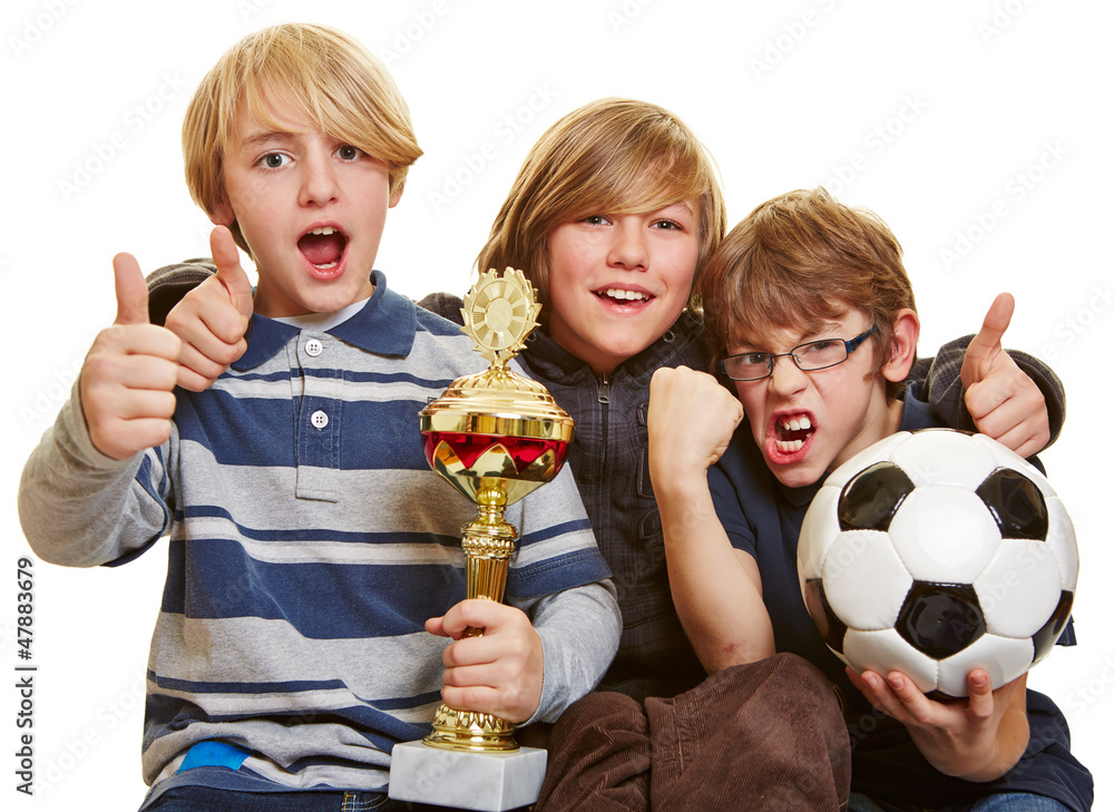 Jungs mit Pokal und Fußball halten Daumen hoch Stock-Foto | Adobe Stock Jungs mit Pokal und Fußball halten Daumen hoch Stock-Foto | Adobe Stock