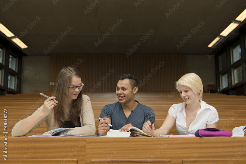 Ein Student und zwei Studentinnen lernen gemeinsam im Hörsaal Stock ...