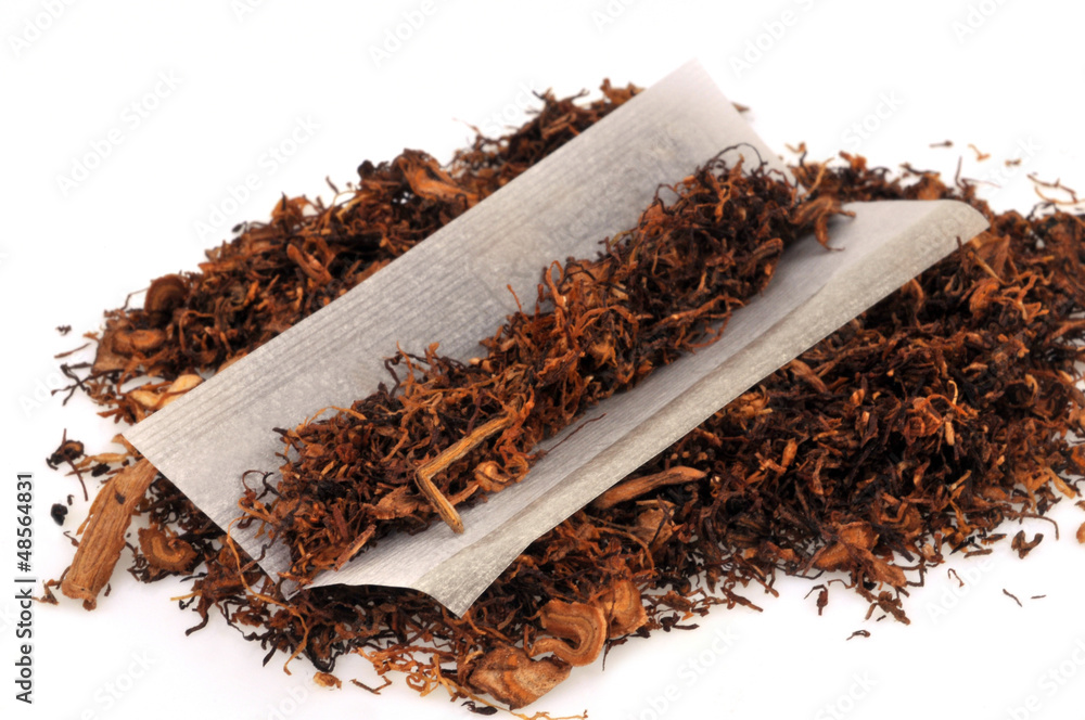 Tabac à rouler et feuille de cigarette Stock Photo | Adobe Stock