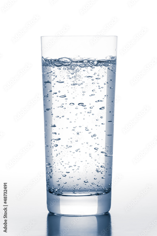 Sprudelwasser Stock-Foto | Adobe Stock