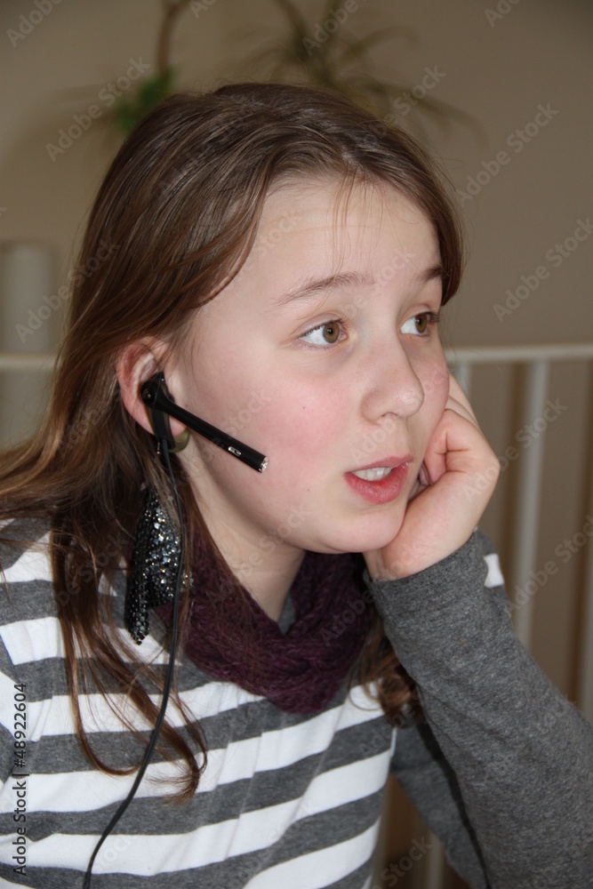 Mädchen telefoniert mit Head-Set Stock-Foto | Adobe Stock