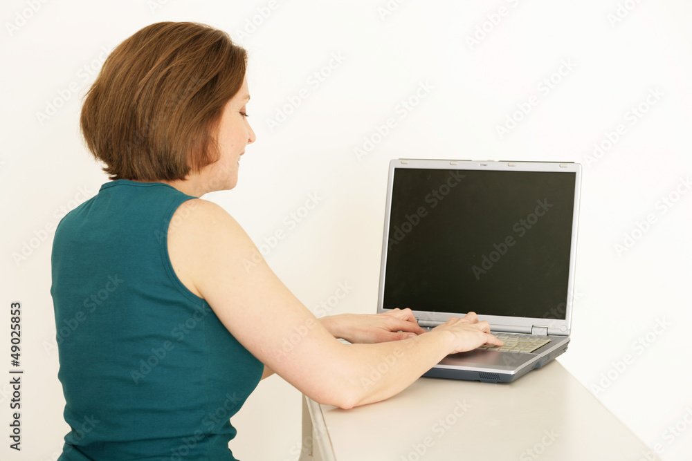 Frau in ihren Goldenen Jahren am pc Stock Photo | Adobe Stock