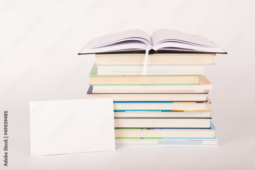 Buchstapel mit Hinweisschild Lernen Stock Photo | Adobe Stock