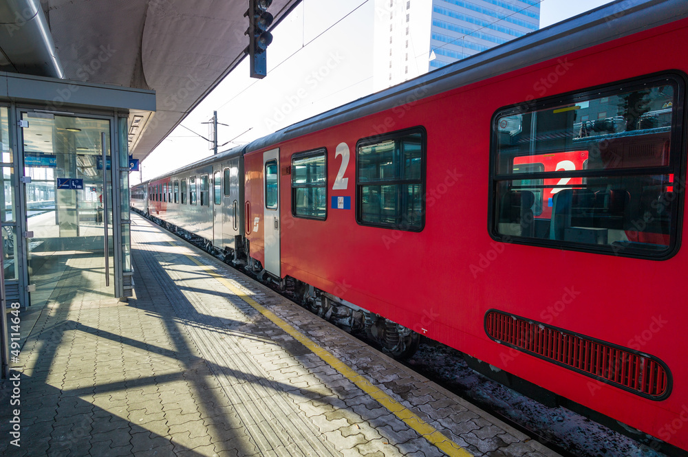 Zug im Bahnhof Stock-Foto | Adobe Stock