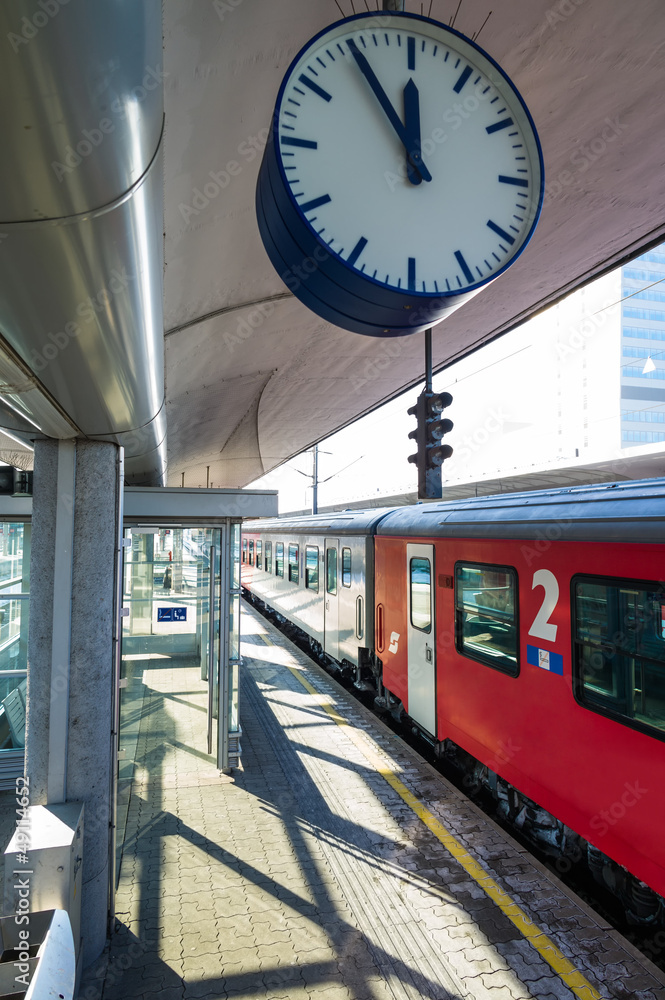 Zug im Bahnhof Stock-Foto | Adobe Stock