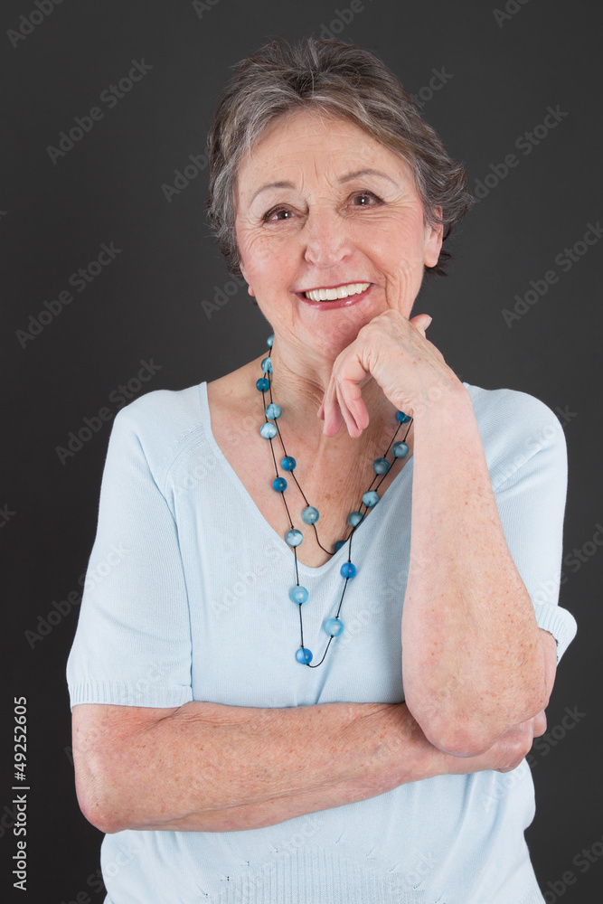 Portrait einer ältere Dame mit grauen Haaren Stock-Foto | Adobe Stock