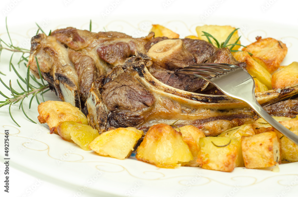 Foto Stock Carne di pecora con patate, closeup | Adobe Stock