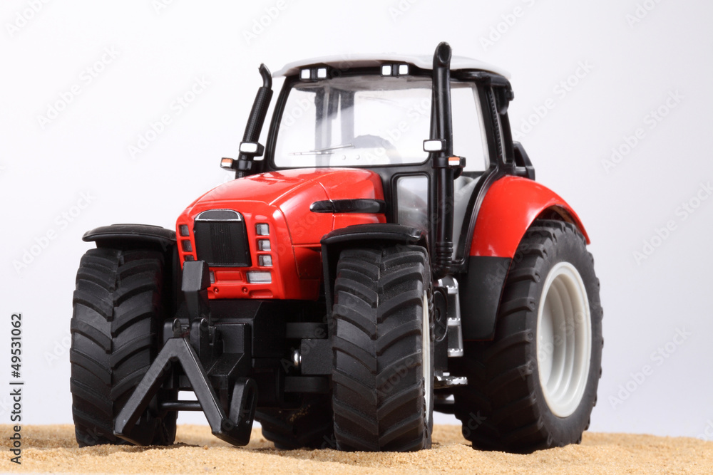 roter Traktor Stock Photo | Adobe Stock