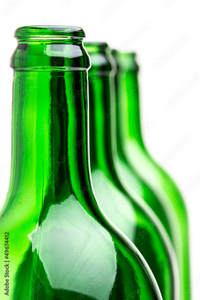 Viele stehende grüne Flaschen hintereinander Stock-Foto | Adobe Stock