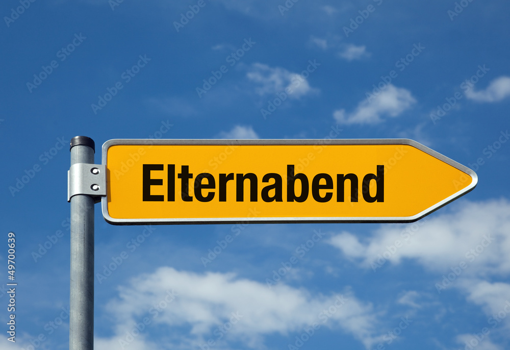 Pfeil mit blauem Himmel ELTERNABEND Stock-Foto | Adobe Stock