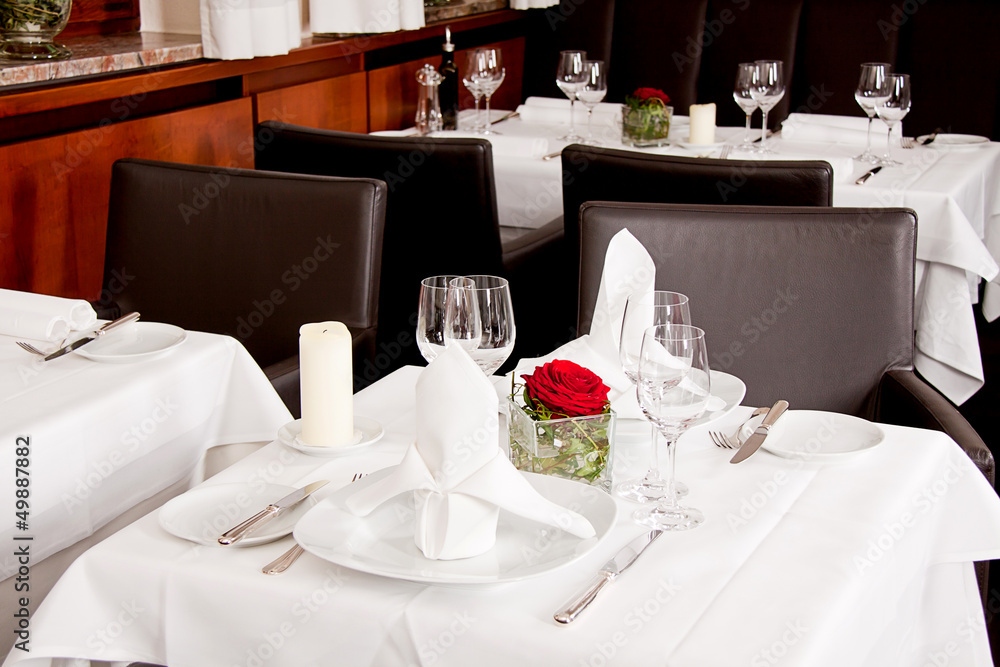 festlich gedeckter tisch in einem restaurant Stock-Foto | Adobe Stock