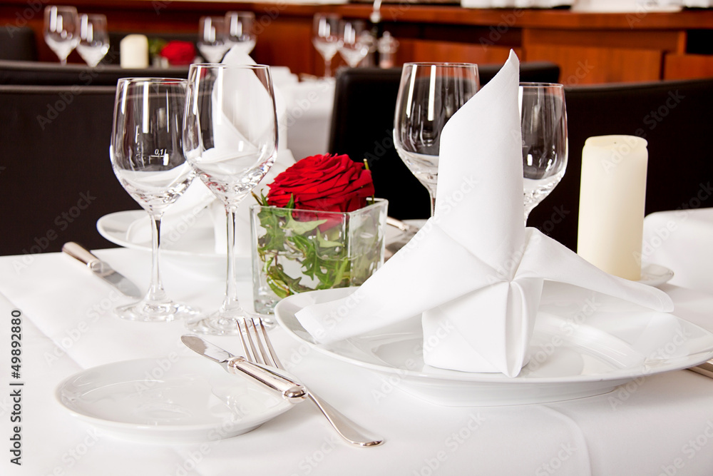 festlich gedeckter tisch in einem restaurant Stock-Foto | Adobe Stock