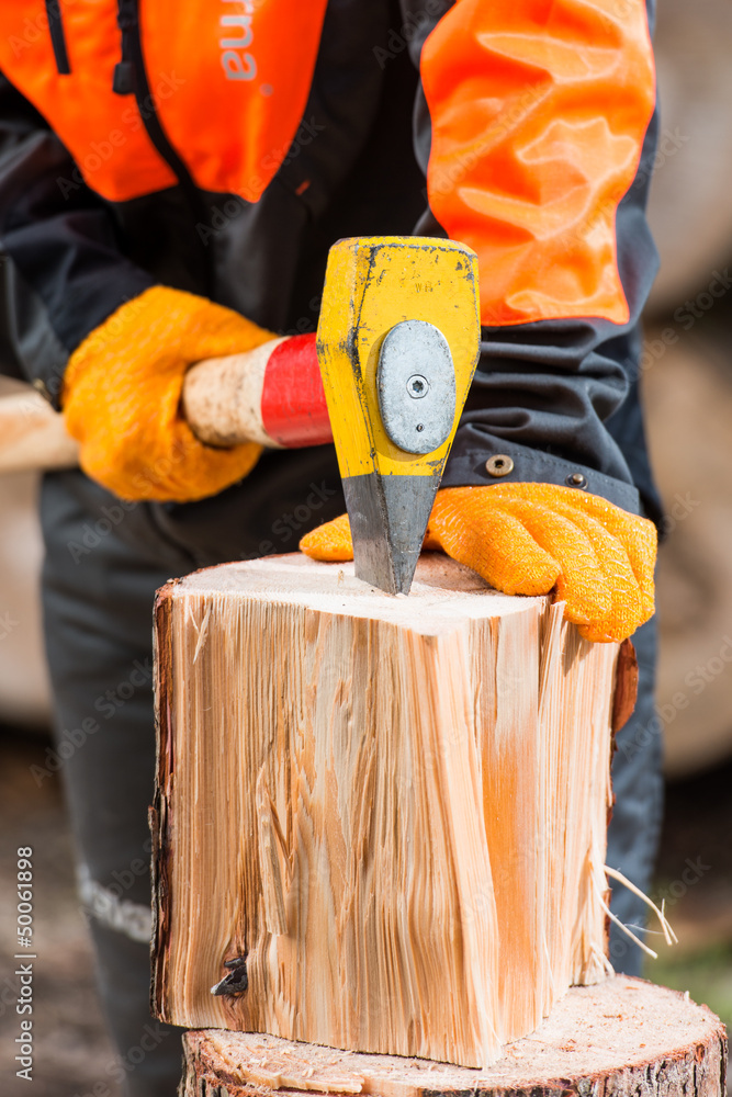 Holzhacken - Hackstock - Axt Stock-Foto | Adobe Stock