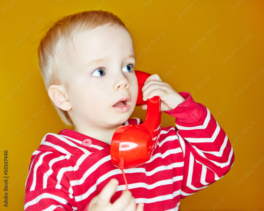 Kleinkind telefoniert mit Telefon Stock Photo | Adobe Stock