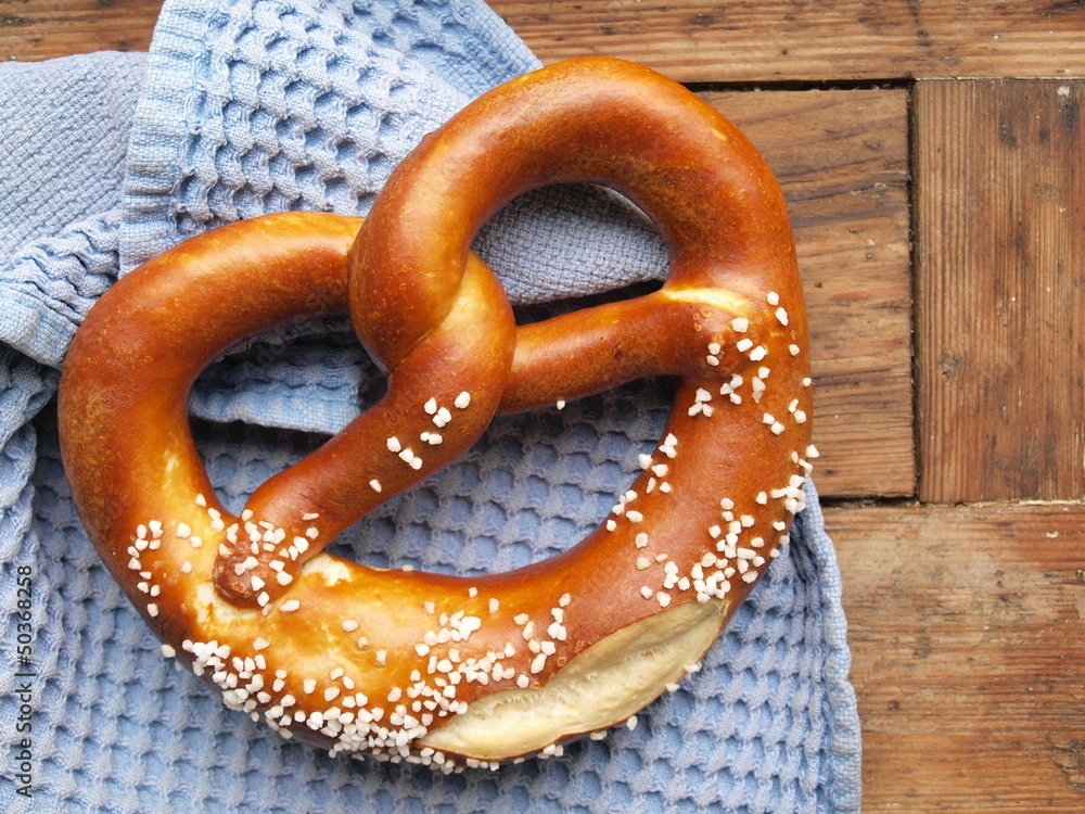 Laugenbrezel - Brezel - Brezl - Breze im Brotkorb, Brotzeit - vegane ...