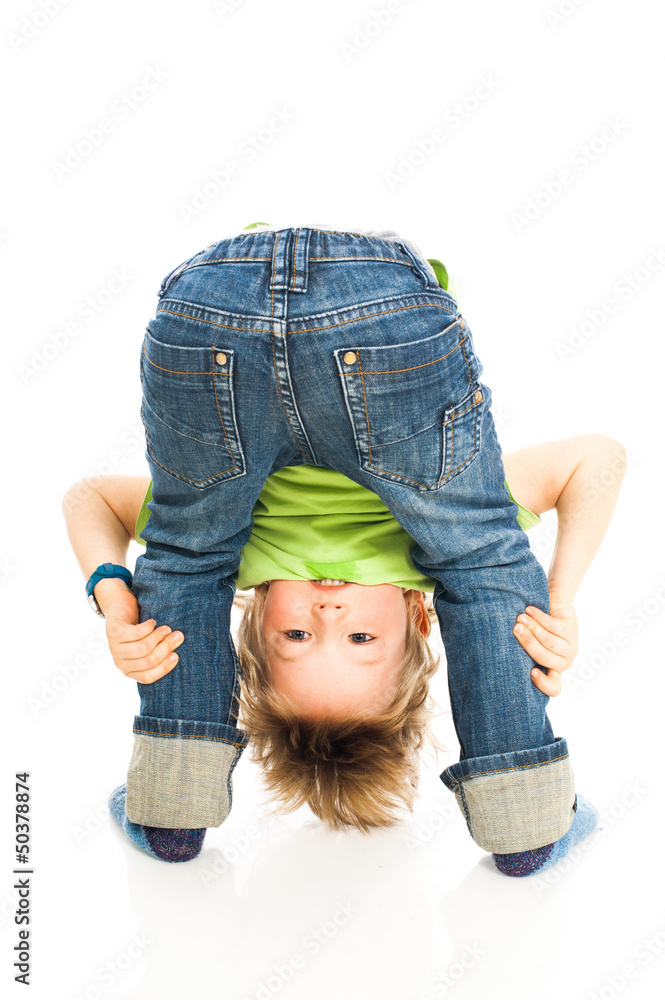 Kind schaut durch seine Beine - Child looking through his legs Stock ...