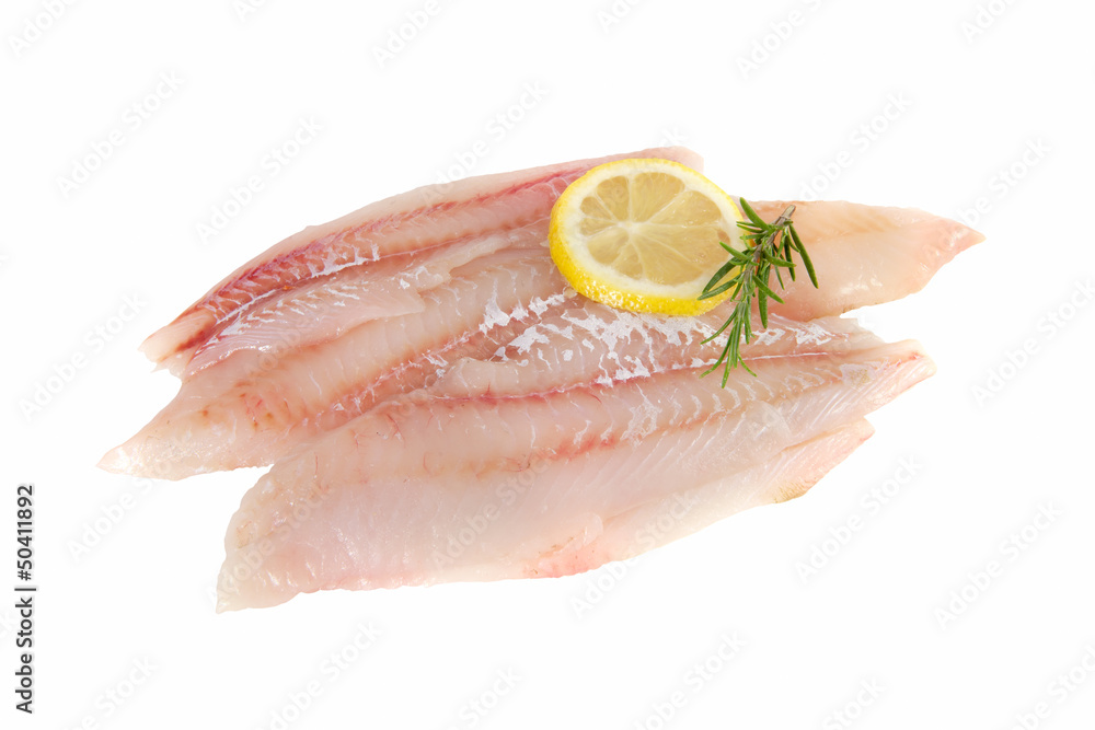 tranches de filet de poisson crues sur fond blanc Stock Photo | Adobe Stock